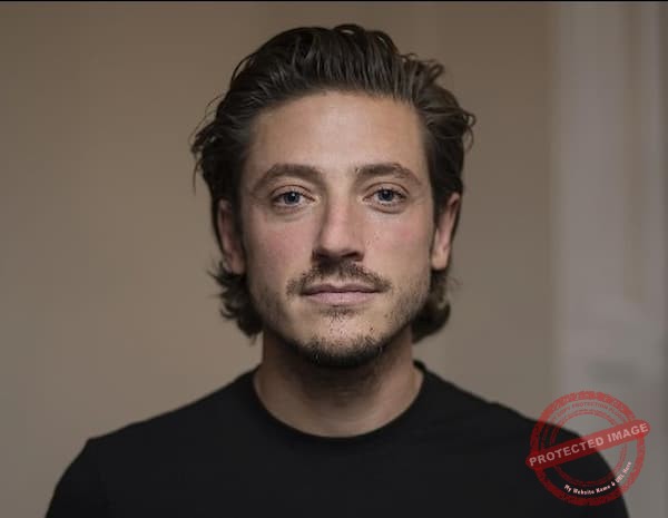 Mark Emms (Bella Thorne) Bio, Age, Birthday, Wife, Net Worth, Height, Wiki